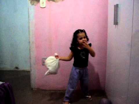 dançando ela tá de saia e bicicletinha