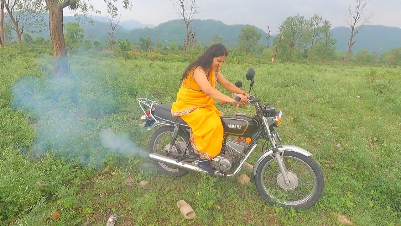 GIRL KICKSTART AND HARD REVVING YAMAHA RX BY TOE 🦶🔥🔥🔥#girlrider # ...