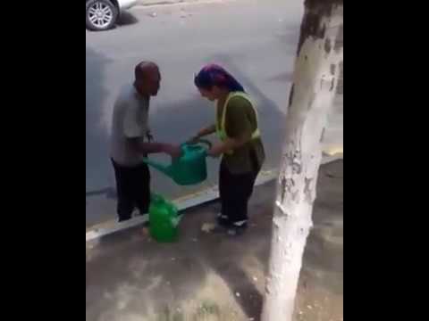 Göyçayda yaşıllaşdırma idarəsinin işçiləri ağacları aftafayla sulayır