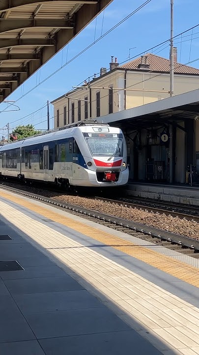 Arrivo di un regionale diretta a Udine nella stazione di Monfalcone. #ferrovia24hrs #train # ...