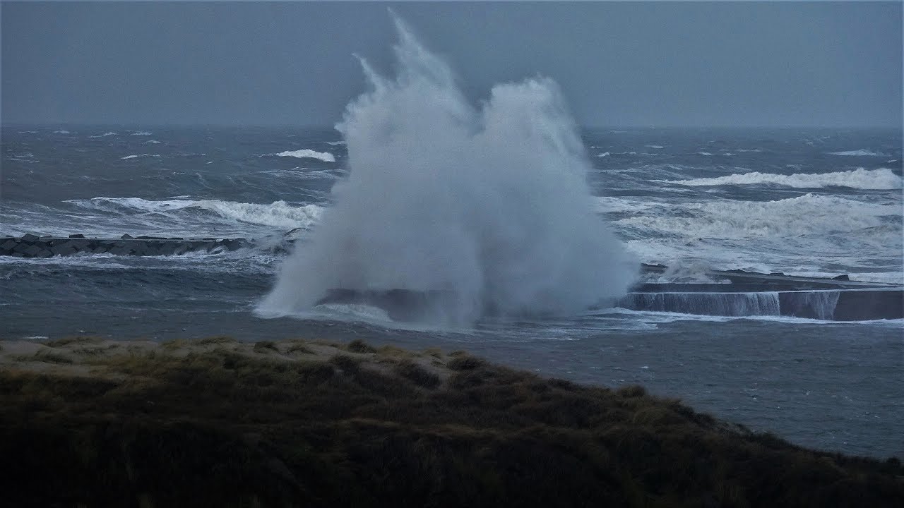 Storm en springtij locatie scheveningen 8-1-2019 - YouTube