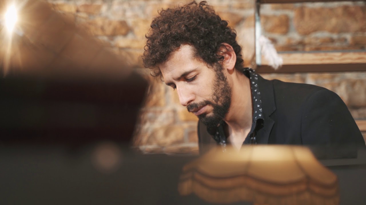 Gyslain.N - DEHORS IL PLEUT (Live Session) - YouTube