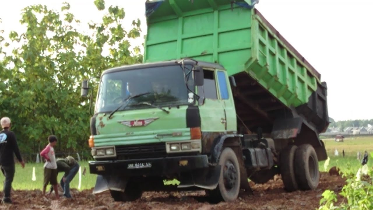 Mobil damp truk dumping tanah cadas - YouTube