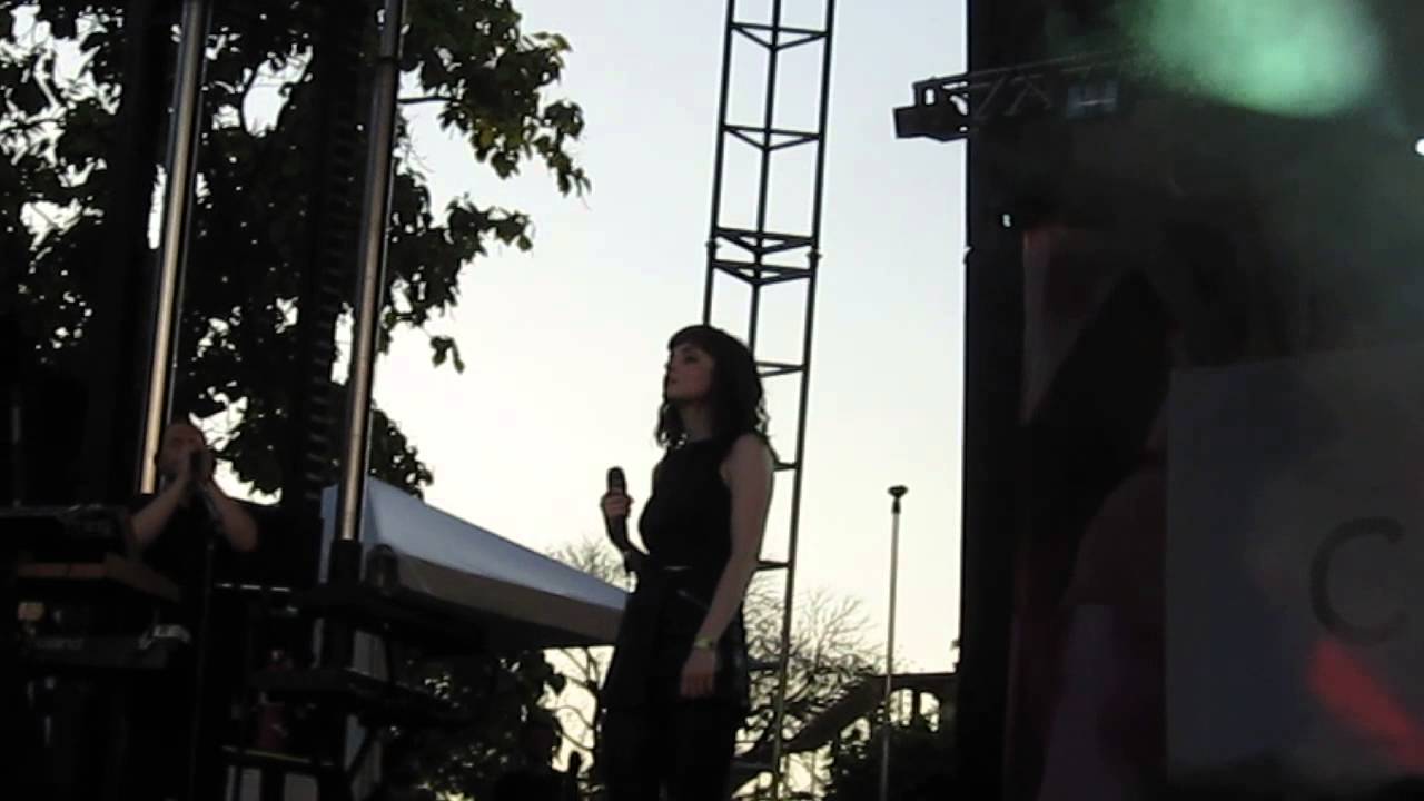 Chvrches - Recover - Pitchfork 2015 Chicago - YouTube