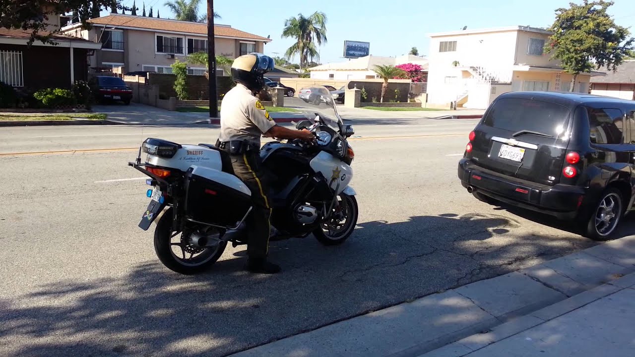 Bellflower sheriff won't let neighbor leave. - YouTube