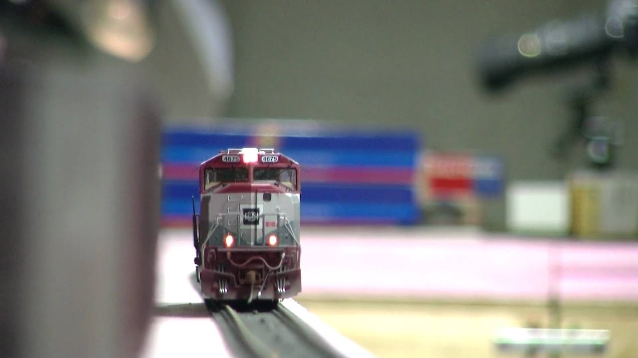 Athearn Genesis x-EMDX CSX #4675 with Digitrax DH165AO decoder - YouTube