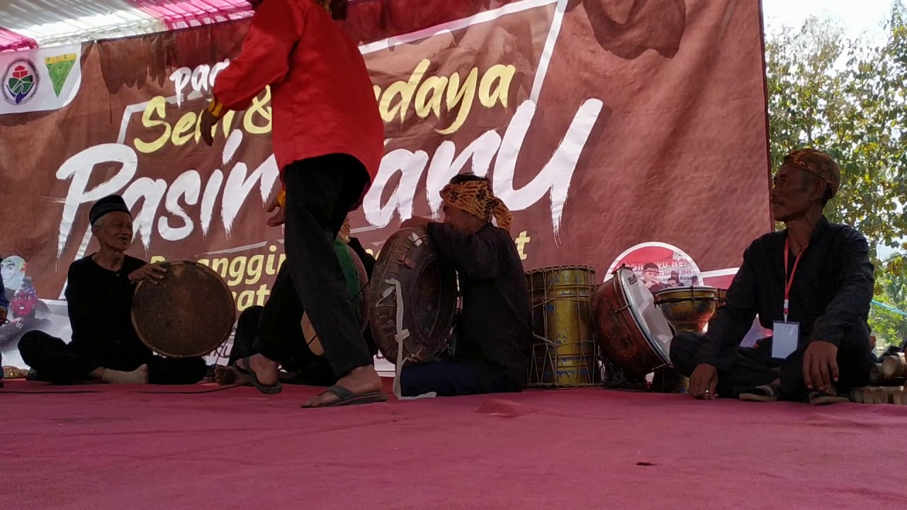 Pentas seni budaya Sunda masyarakat desa Pasirwaru dalam rangkaian HUT ...