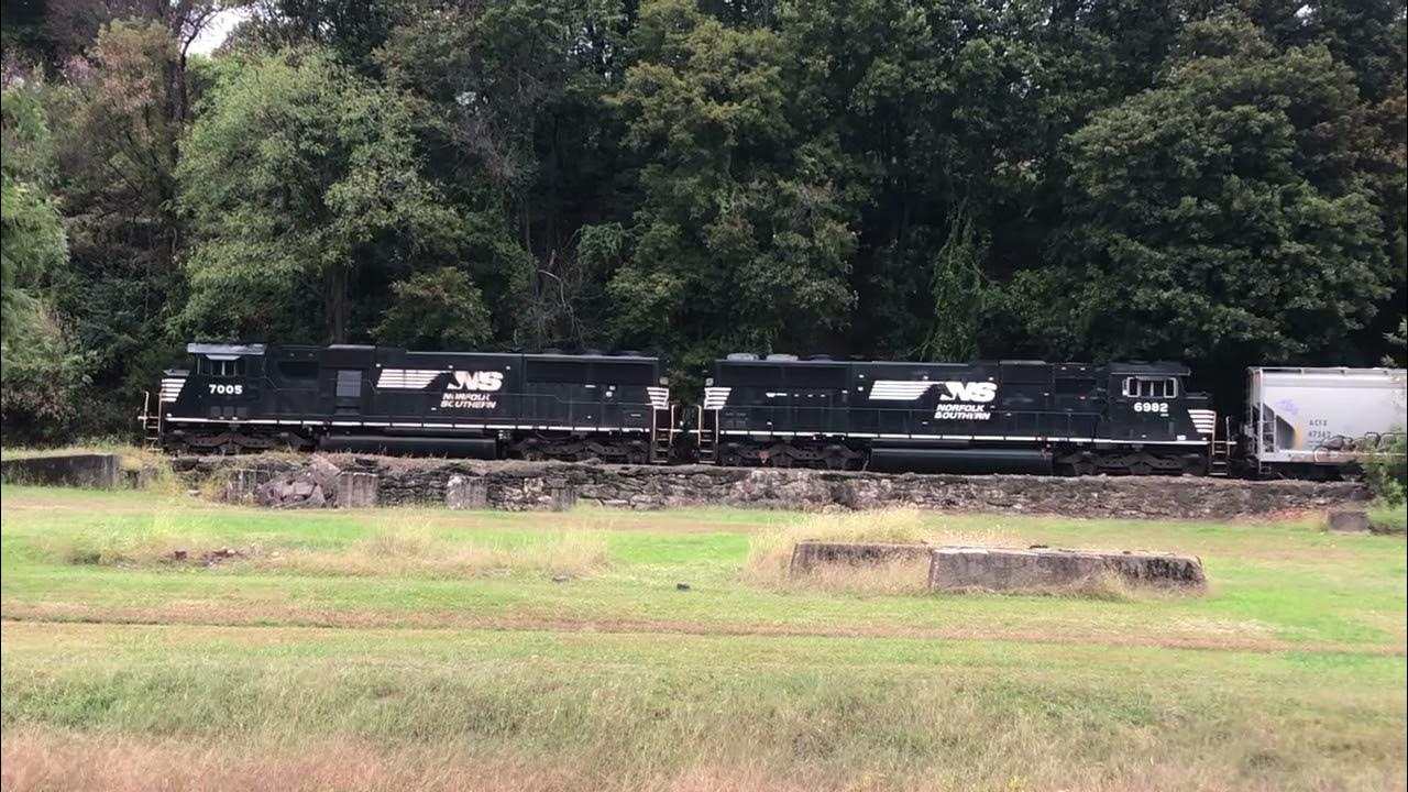 SD60E Duo leads NS H65 & stops to wait for NS 28X - YouTube