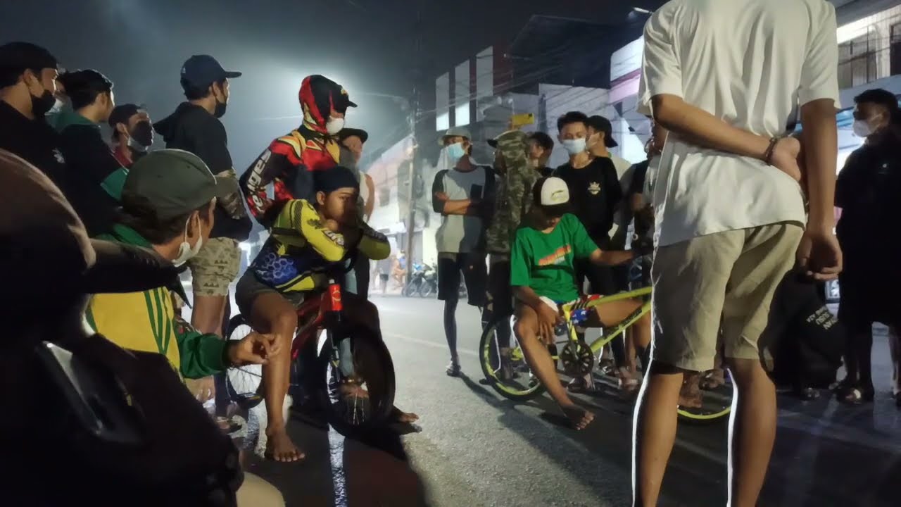 Balap sepeda onthel Surabaya ( Dapin VS Suyin ) - YouTube