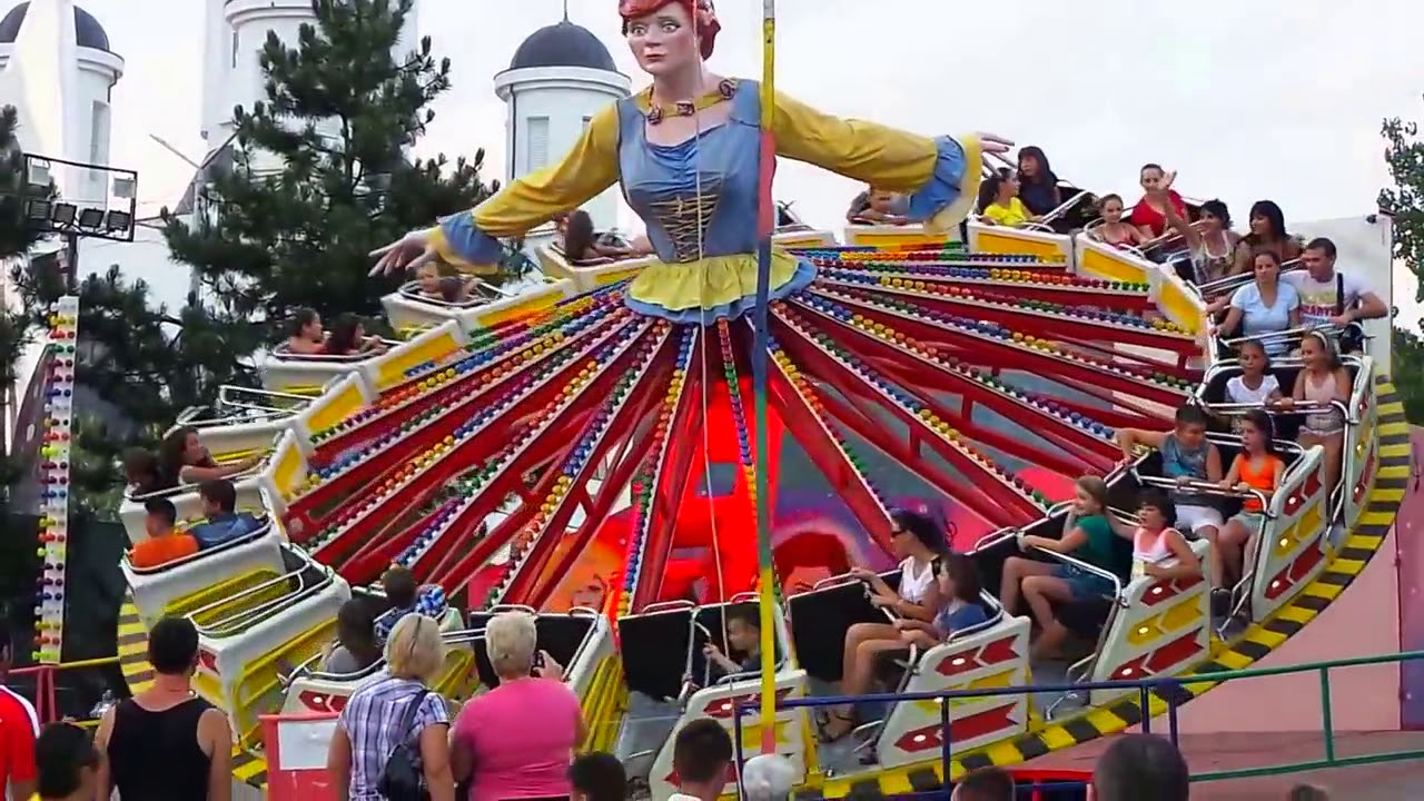 Carusel rotativ in parc de distractii-carousel in amusement park - YouTube