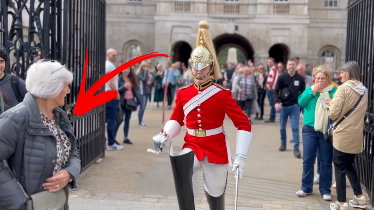 The King's Guard SHOUTS MAKE WAY - YouTube