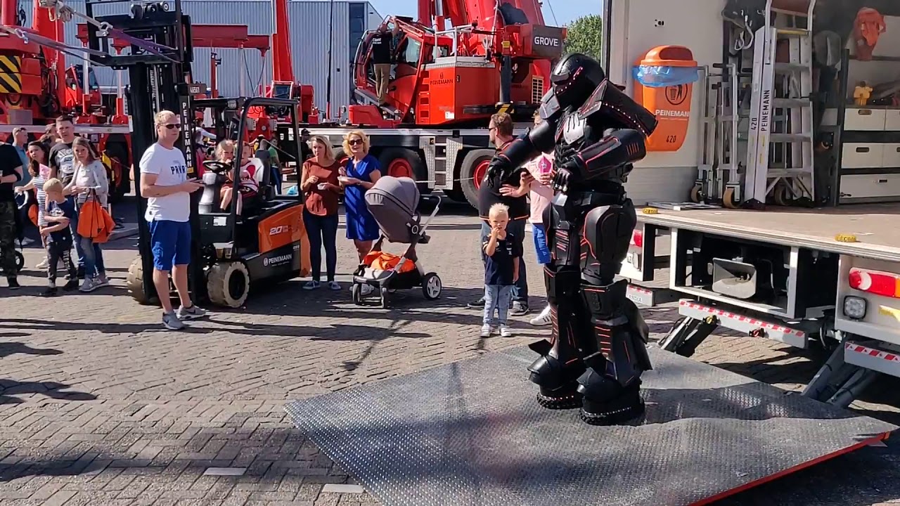Robot 3000 act op opendag Peinemann Hoogvliet - YouTube