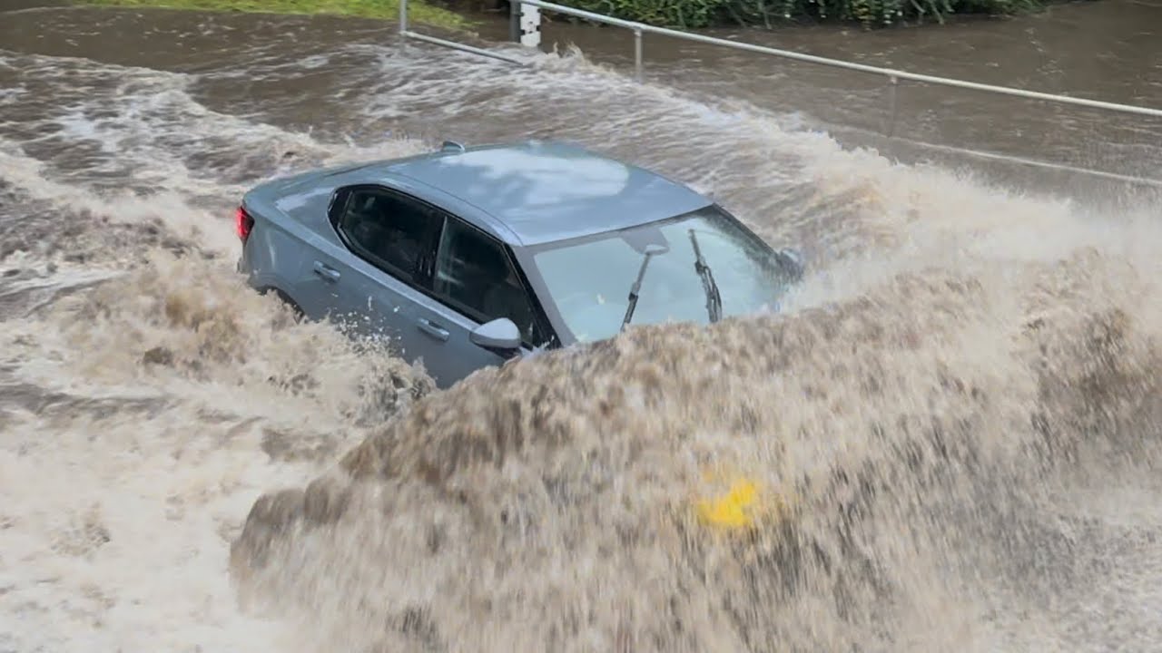 Non-Stop Fails!! || Bedfordshire & Essex Flooding || Vehicles vs Floods ...