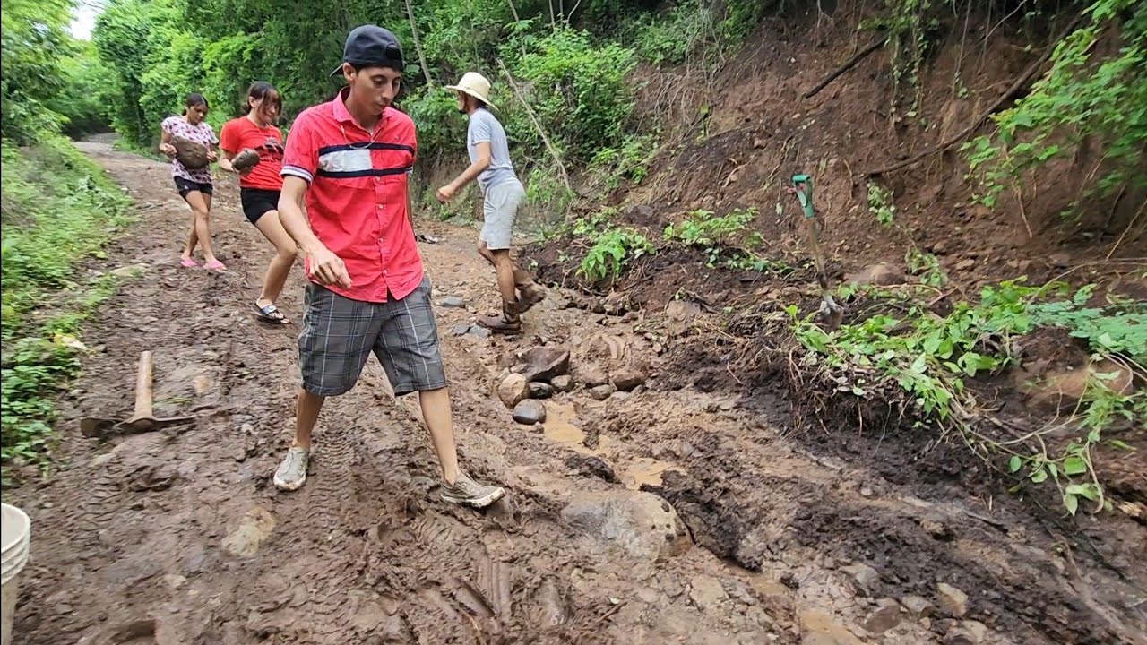 Arreglando las calles de nuestro canton - YouTube
