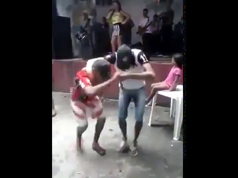 dois homem dançando forro muitooo looooooouco