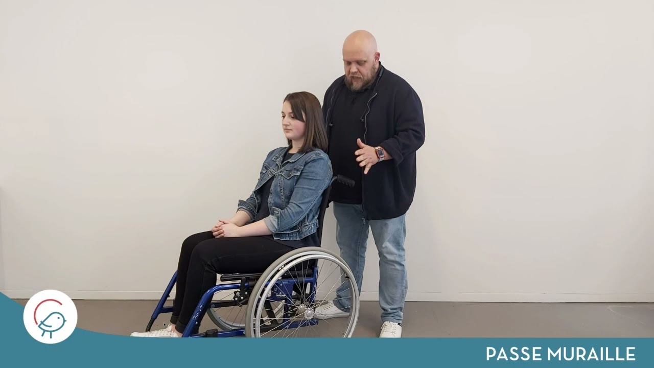 Sensibilisation accueil PMR - Personne déficiente motrice - YouTube