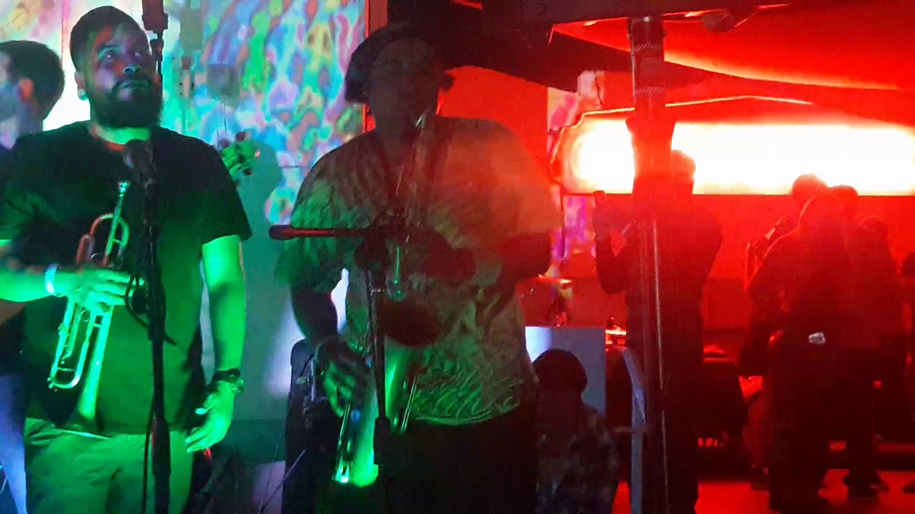 Bad Ass sax solo. JuiceLee sax solo. Playing live on The Fox Thearter ...