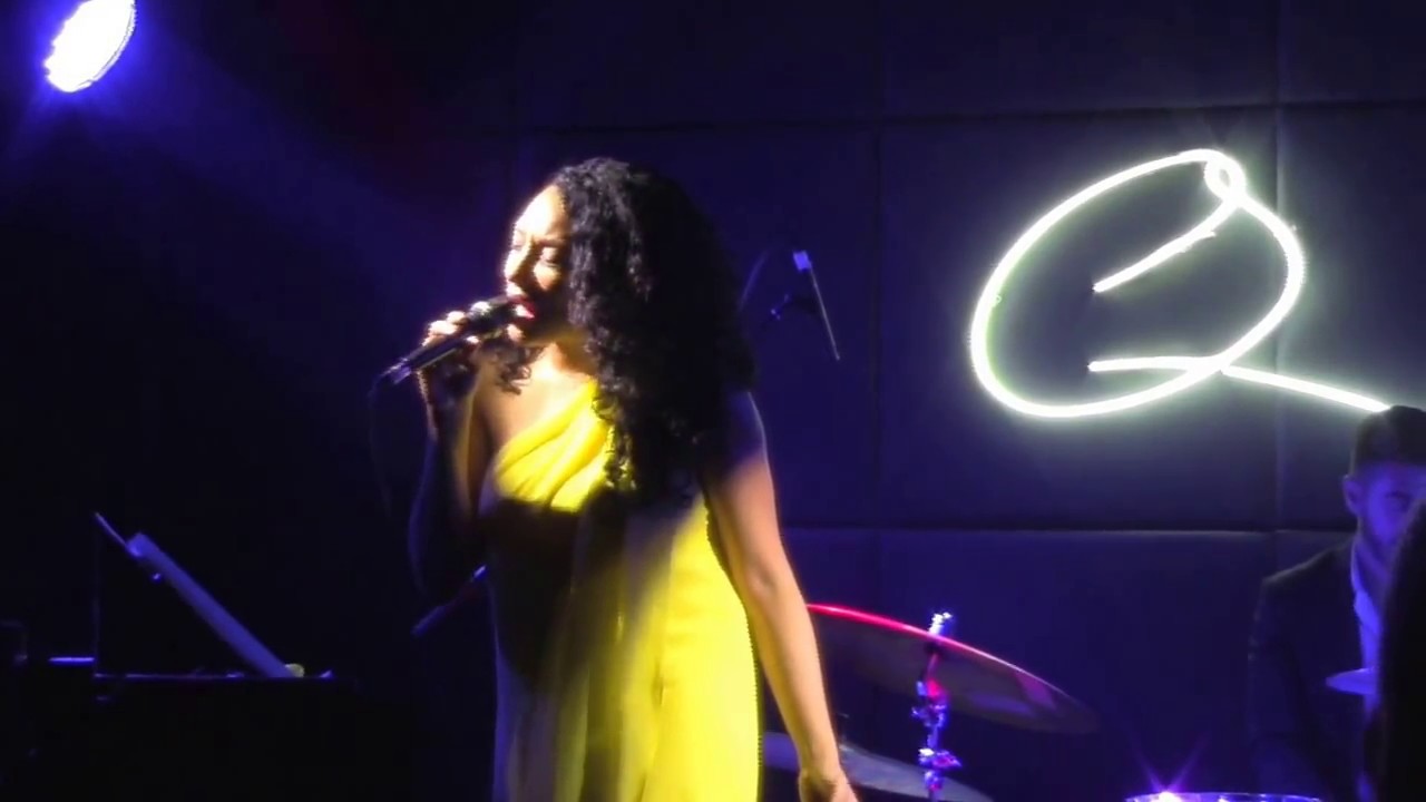 Sheléa • Summertime • Live in Dubai • Q's Bar and Lounge... - YouTube