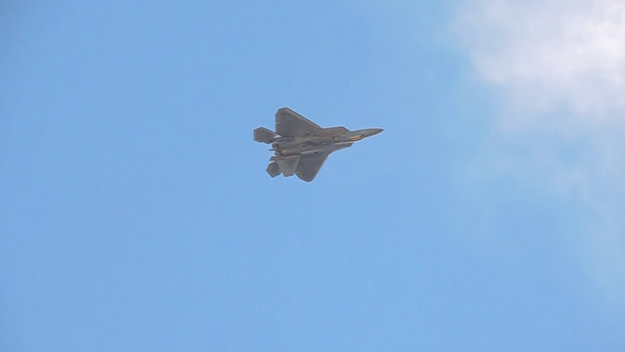 F-22 Raptor performing a power loop maneuver - YouTube