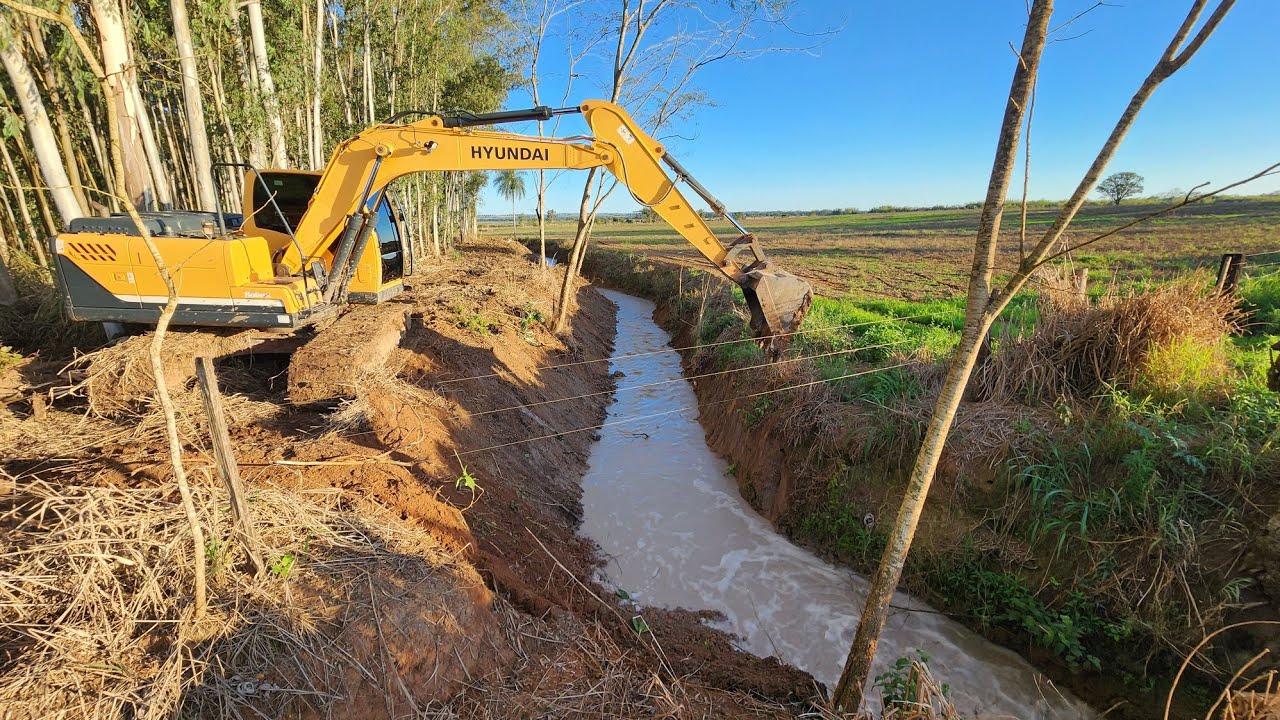 LIMPANDO VALA E FAZENDO ESTRADA // Escavadeira hidráulica ep_02 - YouTube