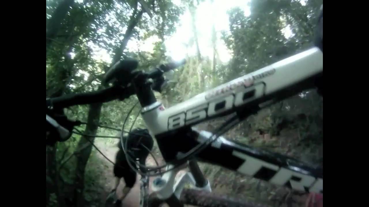 Trek 8500 - Descenso de Begues a Gava por tierra roja - YouTube