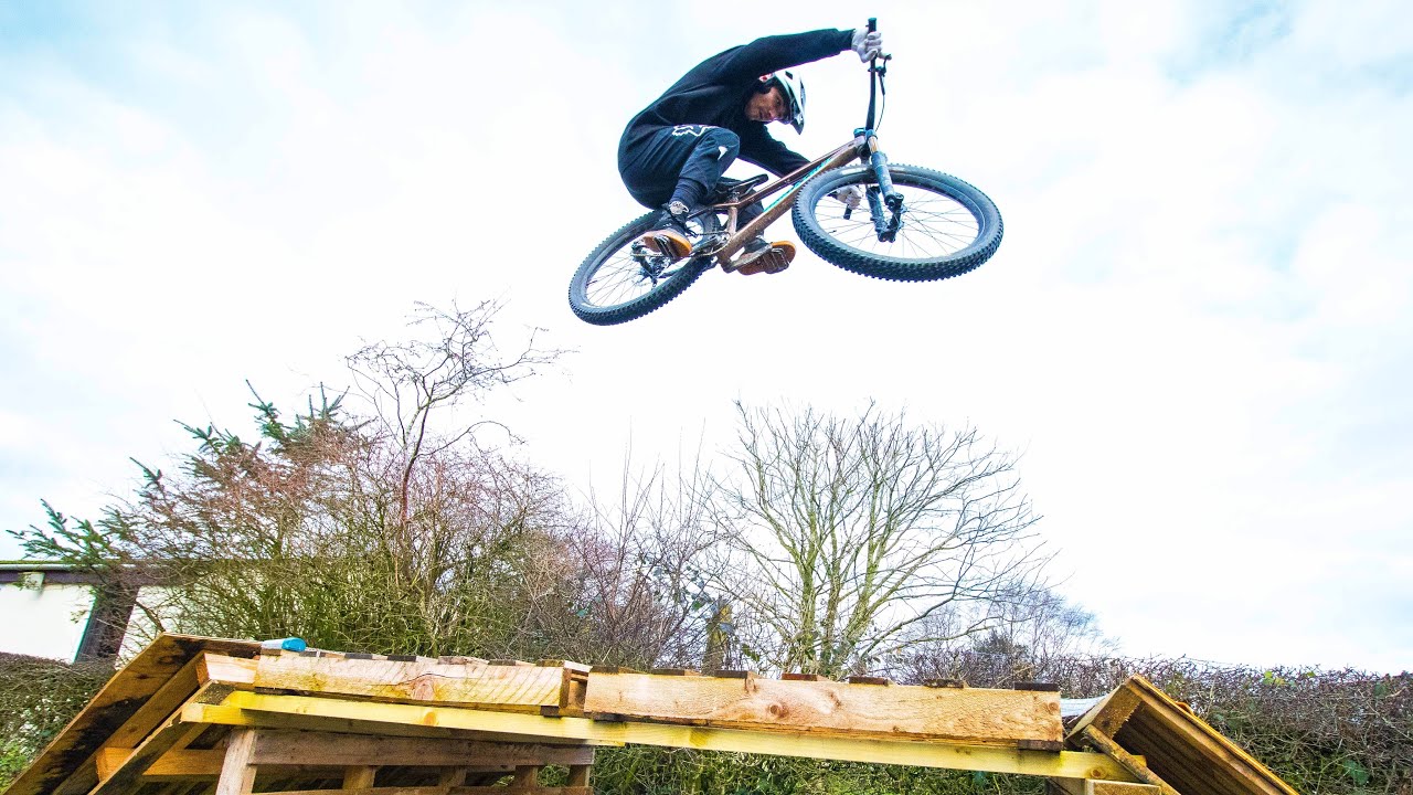 BACKYARD MTB JUMP LINE !!! - YouTube