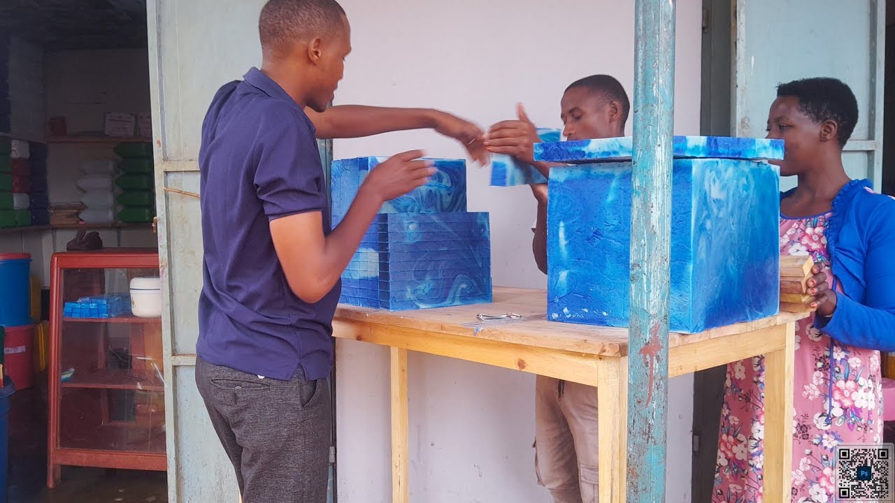 #Jinsi_ya_kutengeneza_sabuni_ya_magadi #ukataji wa sabuni ya magadi ...