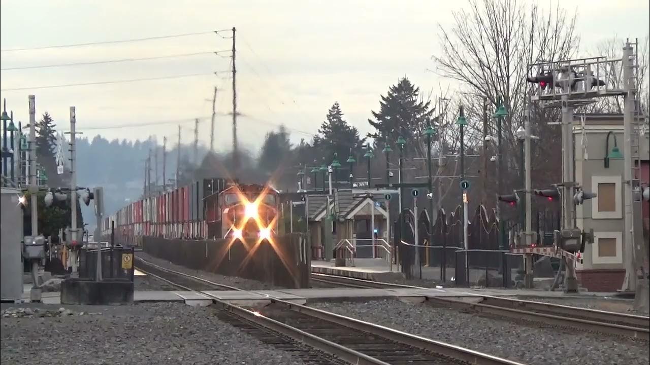 (Northbound) BNSF 271 leads Job 704 through the 3RD Street S.E. Railroad Crossing. - YouTube