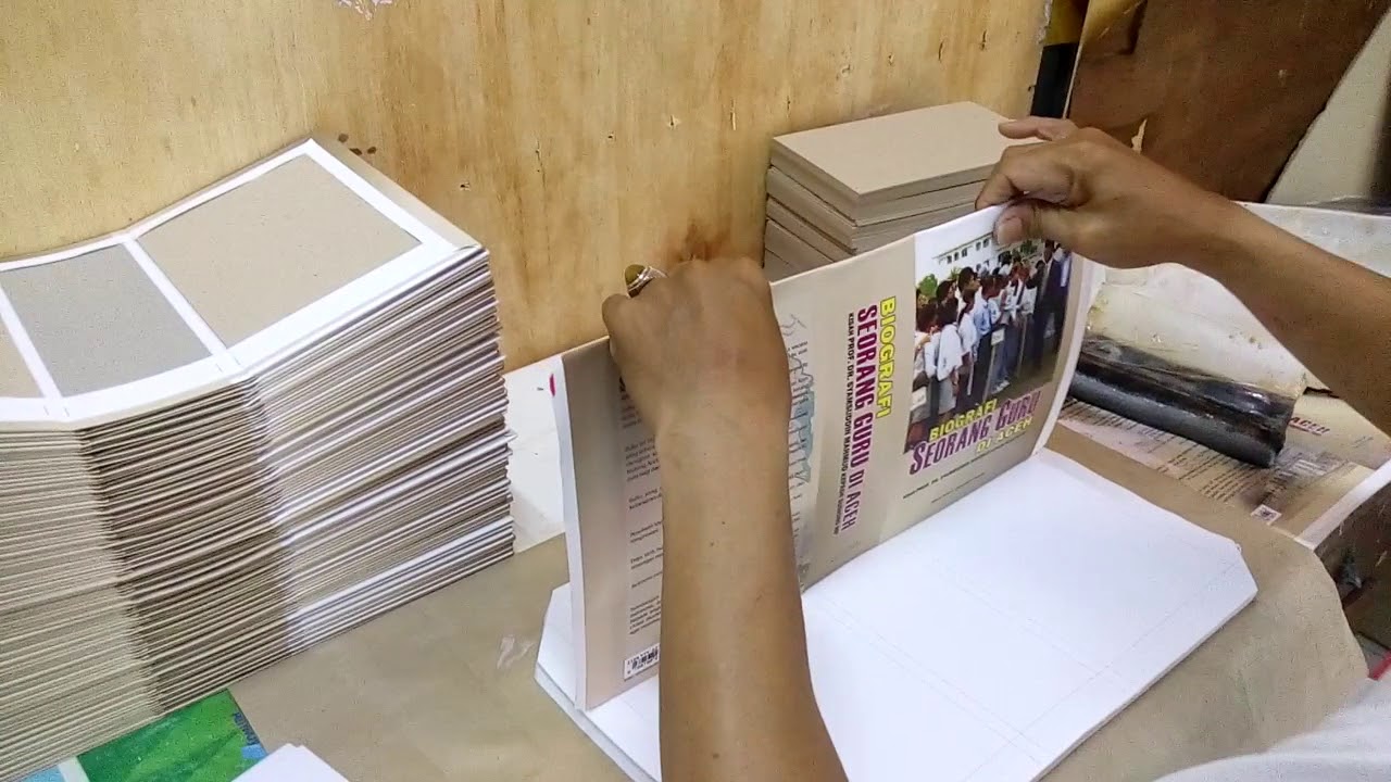 Pembuatan Hard Cover Buku - YouTube