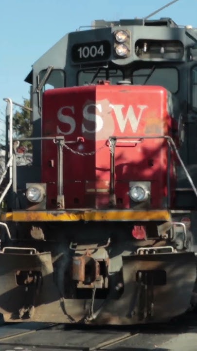 Up 1004 on chesnut st. Union pacific railroad video - YouTube