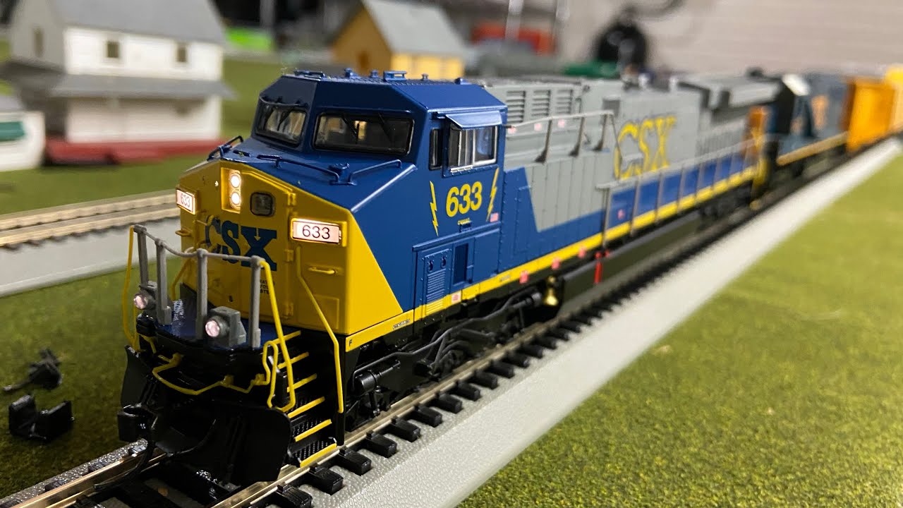 (Ho scale) Csx Yn2 ac6000 leads manifest with Sd50 trailing - YouTube
