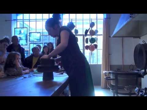 Démonstration de la fabrication du chapeau en feutre au Musée du ...