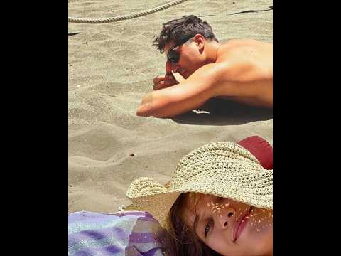 Afra Saraçoğlu and Mert Ramazan Demir on the beach together