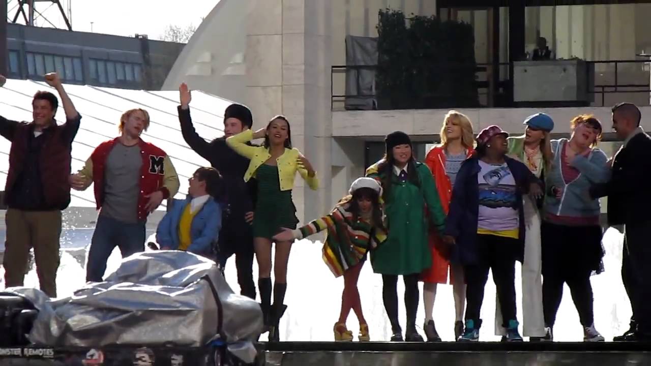 [HD] GLEE - Filming in New York City - Lincoln Center Fountain - YouTube
