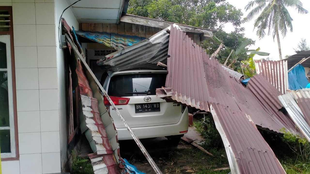 Atap Rumah Warga Rusak Akibat Angin Puting Beliung - YouTube