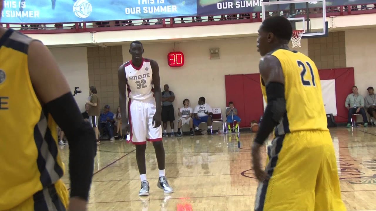 7 foot 5 inch Tacko "Taco" Fall gets asked to not stick elbow in face ...