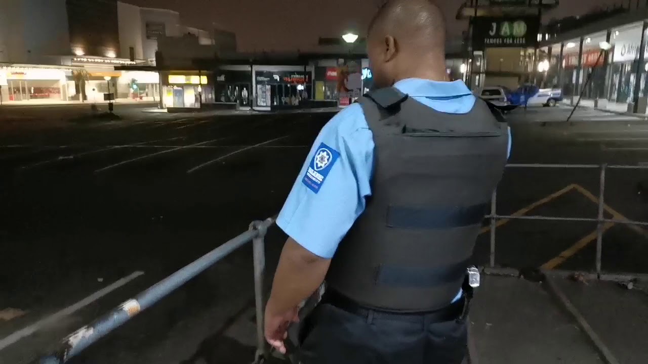 Fire at Pinetown Supermarket contained by great team effort - YouTube