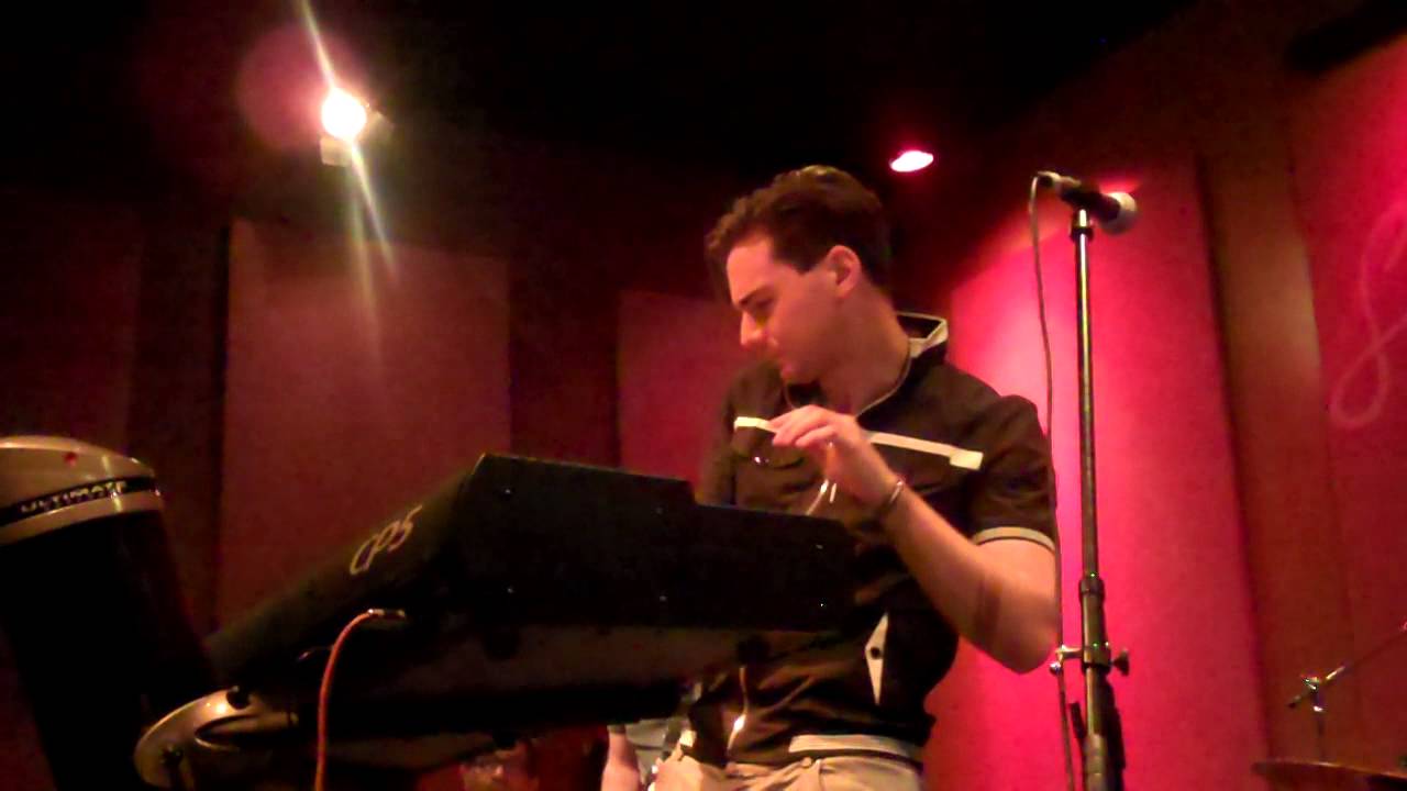 Jonathan Fritzen performs The Standard Live at Spaghettinis - YouTube