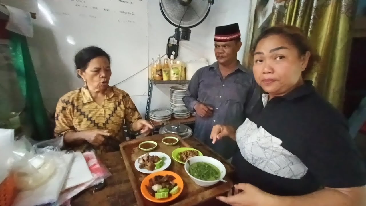 MAKAN SAKSANG B2 DAN BABI PANGGANG di Rumah Makan Medan Jakarta - YouTube