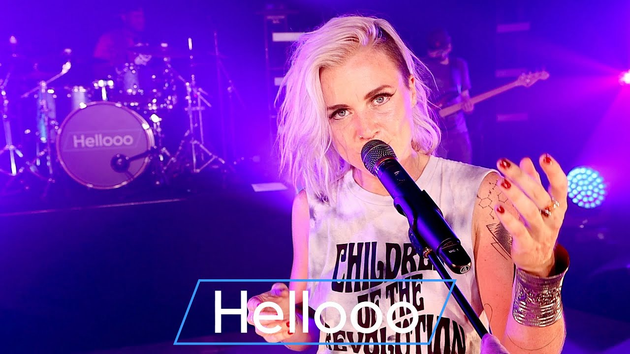 Juliet Hawkins - 'Slow Down' LIVE on HelloooTV - YouTube