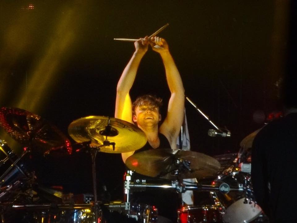 5 Seconds of summer - Catch Fire (live at ziggodome amsterdam - YouTube