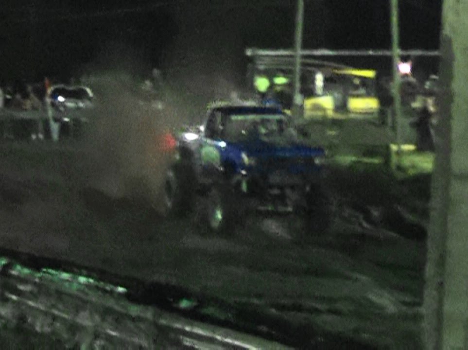 EMPTY POCKETS DIGS DEEP @ Bithlo Mud Bog - YouTube