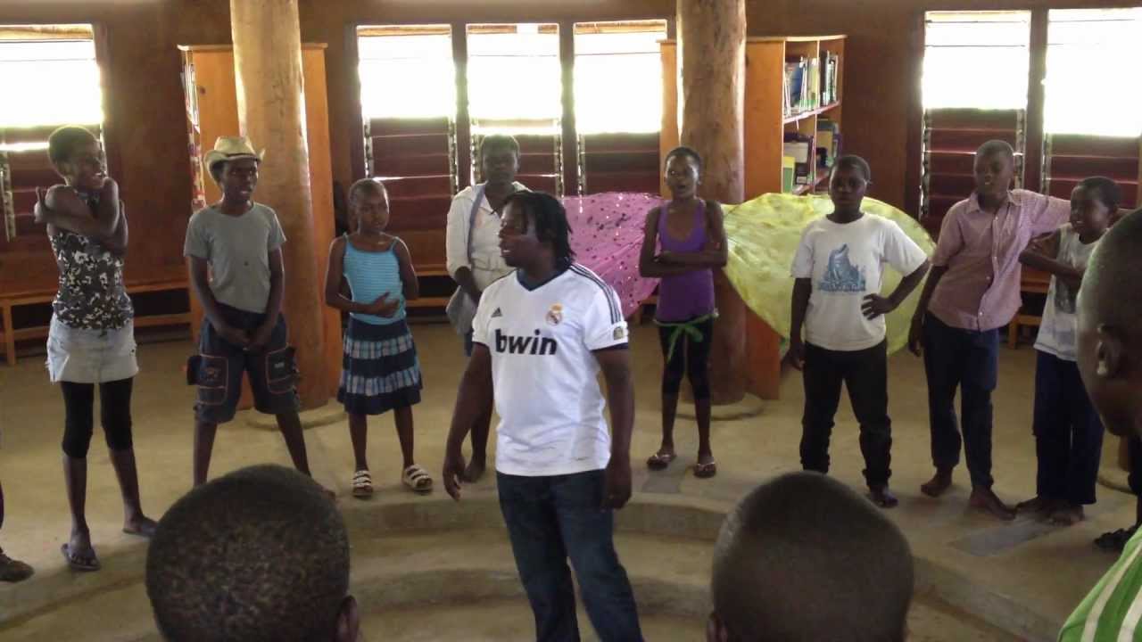 Taonga Tembo of Barefeet Theatre coaches the kids at Lubuto Library ...