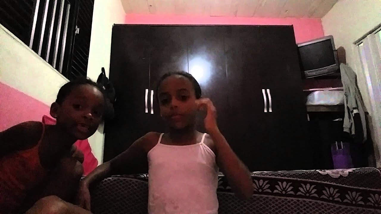 Meninas dando cambalhota - YouTube