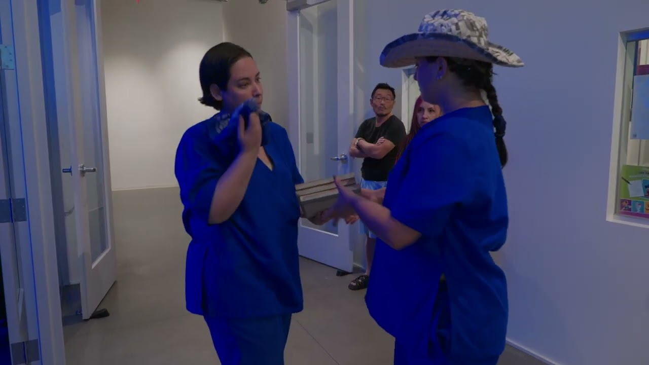 Claudia Cisneros: Cruz roja - YouTube