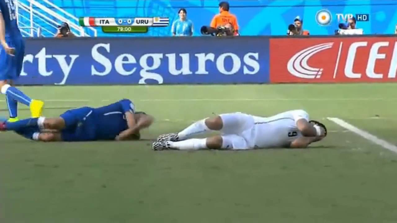 LA MORDIDA DE LUIZ SUAREZ A CHIELLINI - YouTube