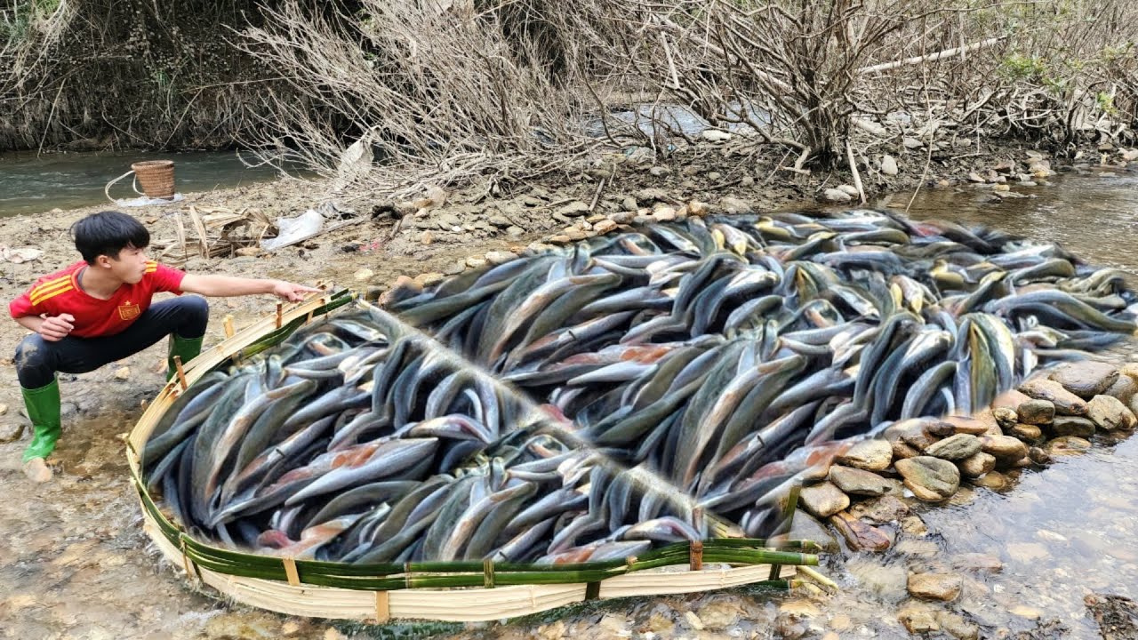 Full video of 45 days of Boy Lam making fish traps using many different ...