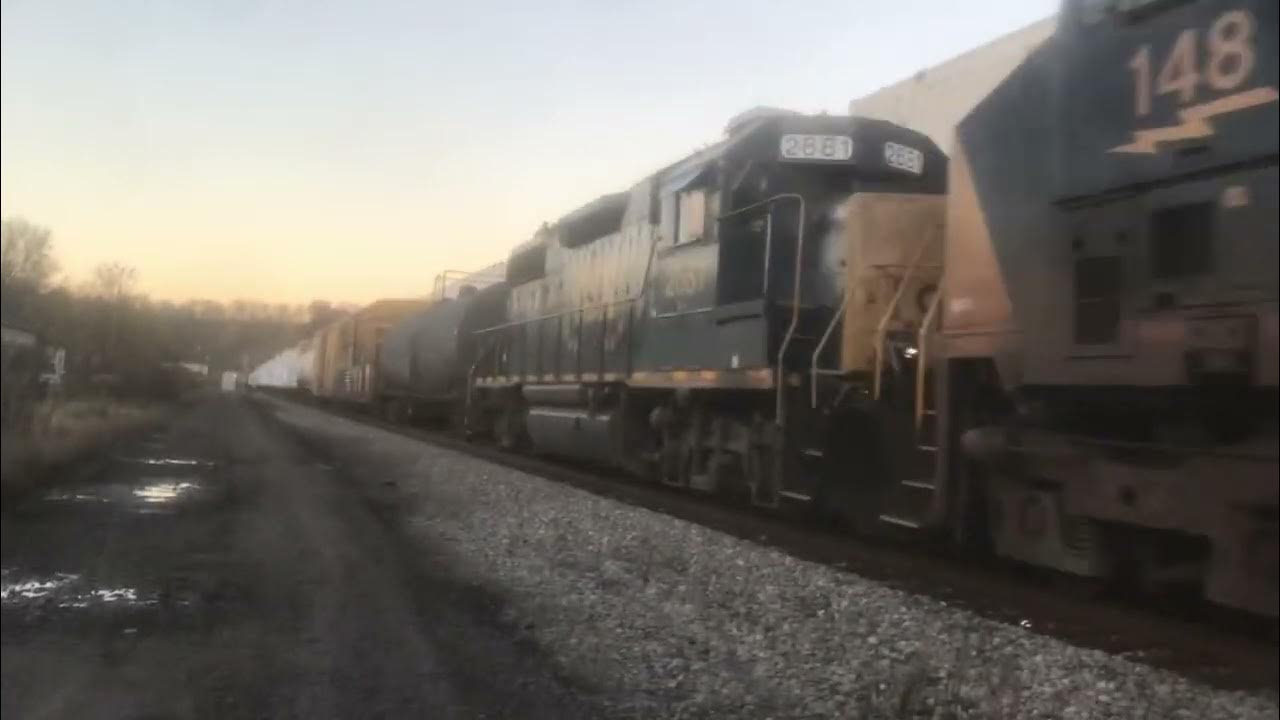 CSX Q015 and Q370 meet with a Fakebonnet and an NS leader - YouTube