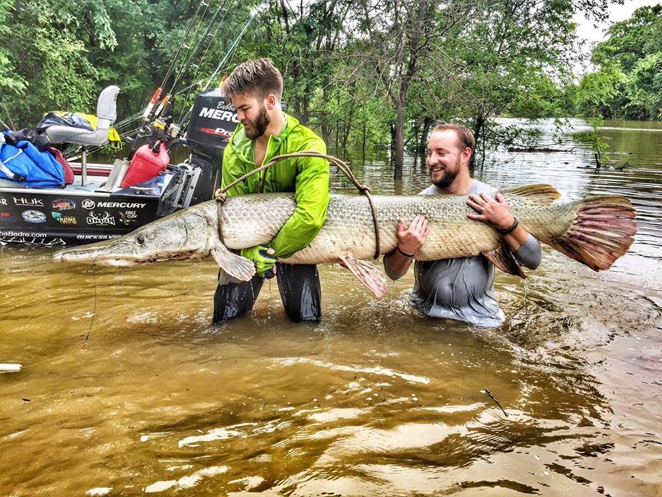 Fishing A DINOSAUR ALLIGATOR GAR 8 foot long and over 200lbs.You gotta ...