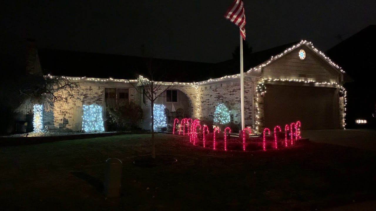 2019 Christmas Lights @ Gas Man Garage - YouTube